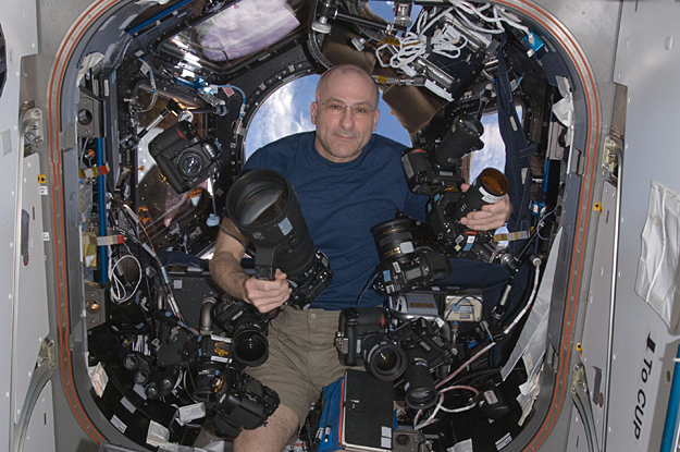 Donald Pettit s'envoie en l'air avec ses appareils | Lense