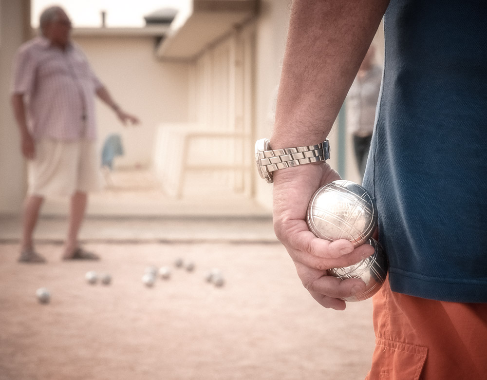 Du latin confinis, qui a la même limite, de cum, et finis, fin ...