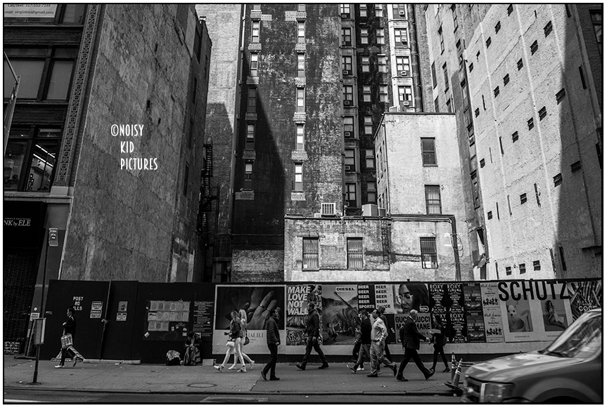 Walk along the wall | Lense